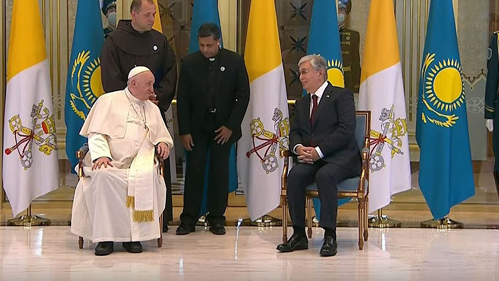 Papst in Kasachstan gelandet