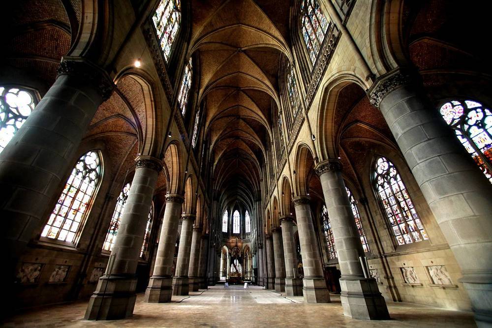Linzer Mariendom hat jetzt neuen Sieben-Tonnen-Altar